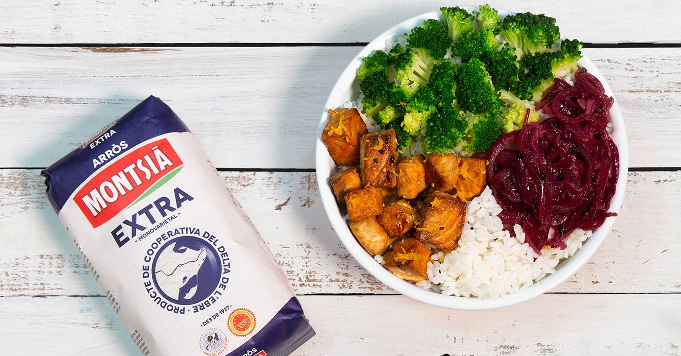 Recepta de Delta Poké Bowl d’arròs, bròquil, ceba escabetxada, salmó ...